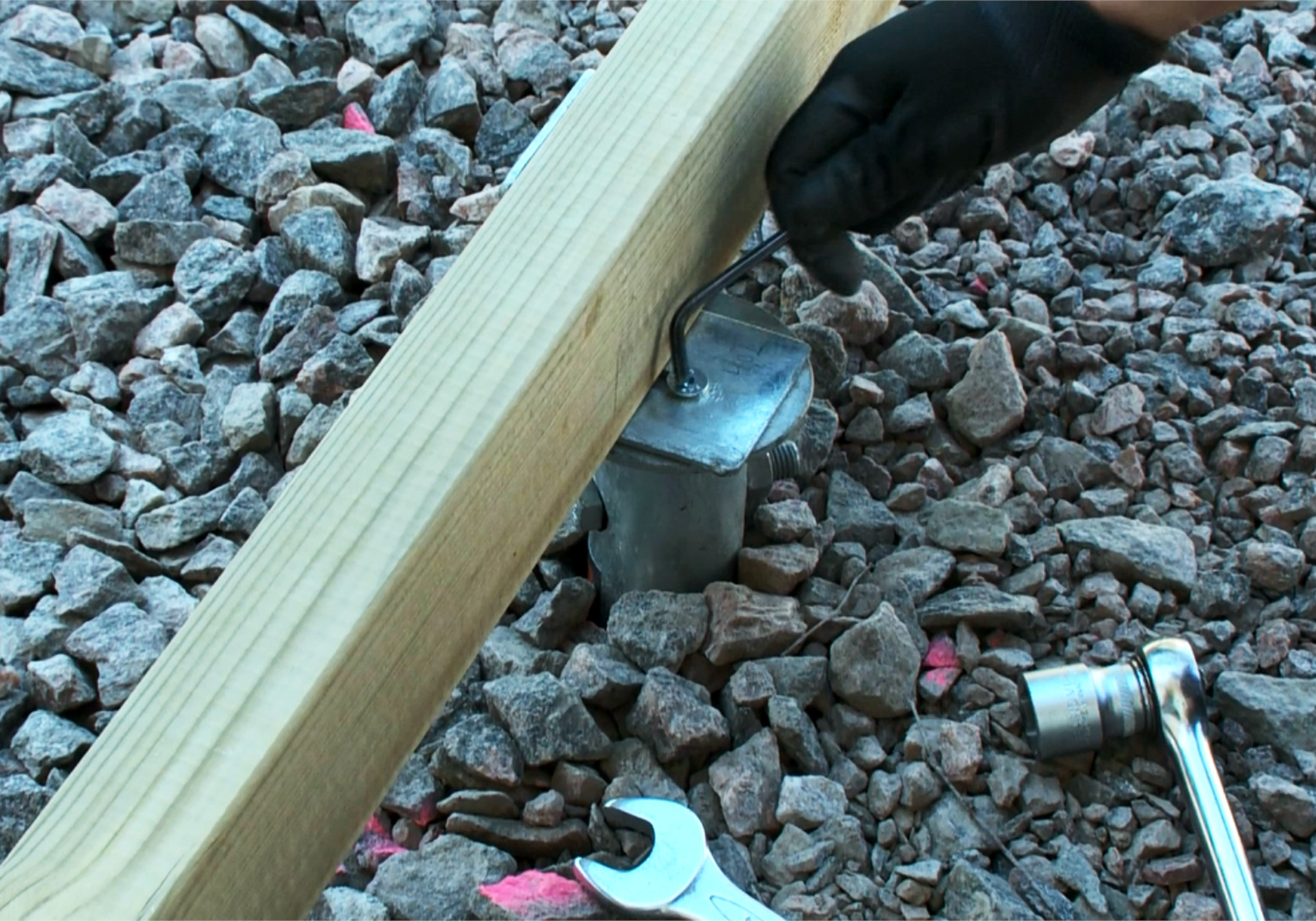 Näin teet terassin perustukset ruuvipaaluilla | Meillä kotona