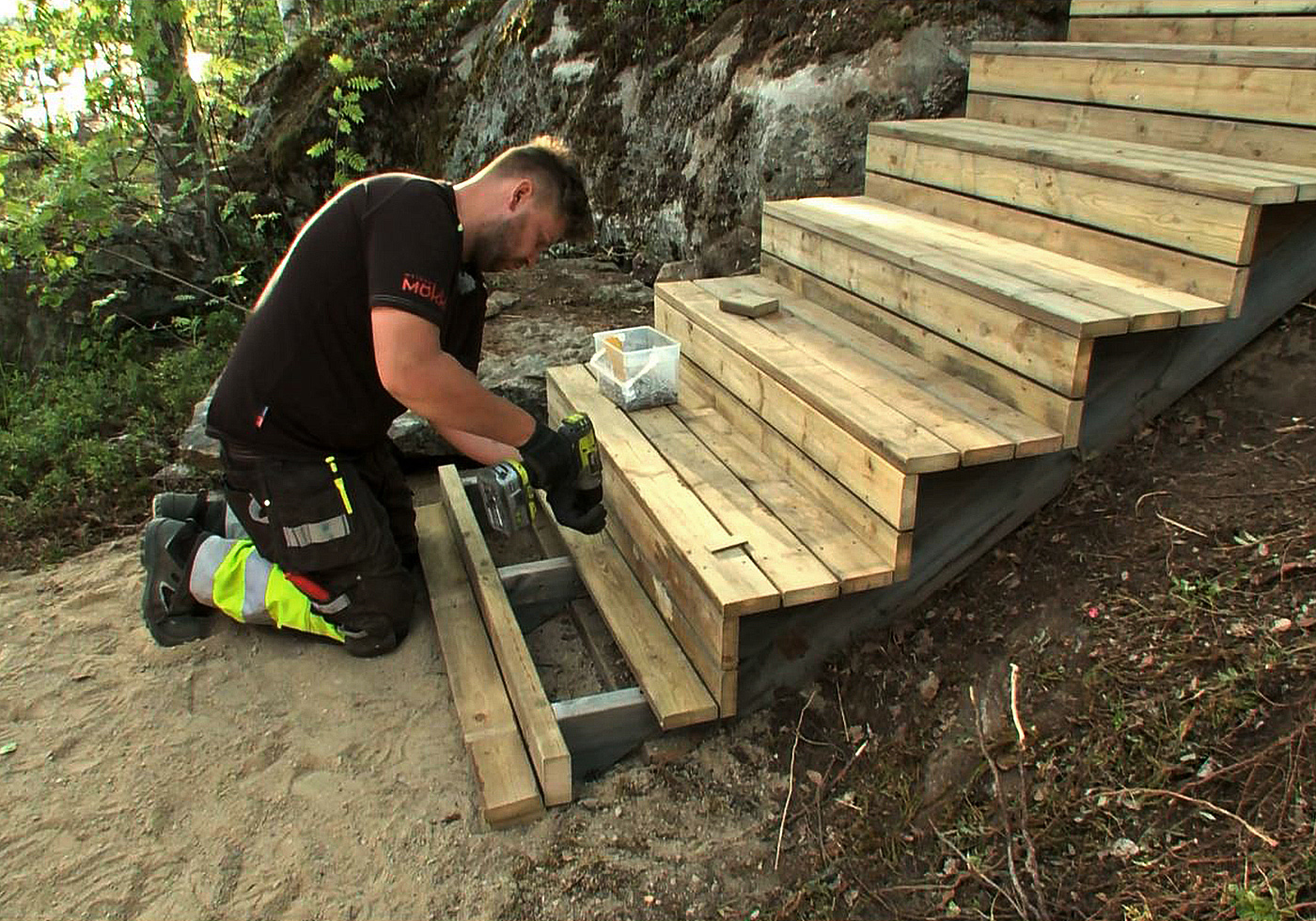 Rakenna puuportaat rinteeseen | Meillä kotona